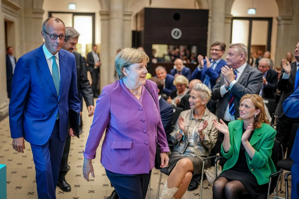 Merkel und Merz - man zeigt sich vereint | Journal21